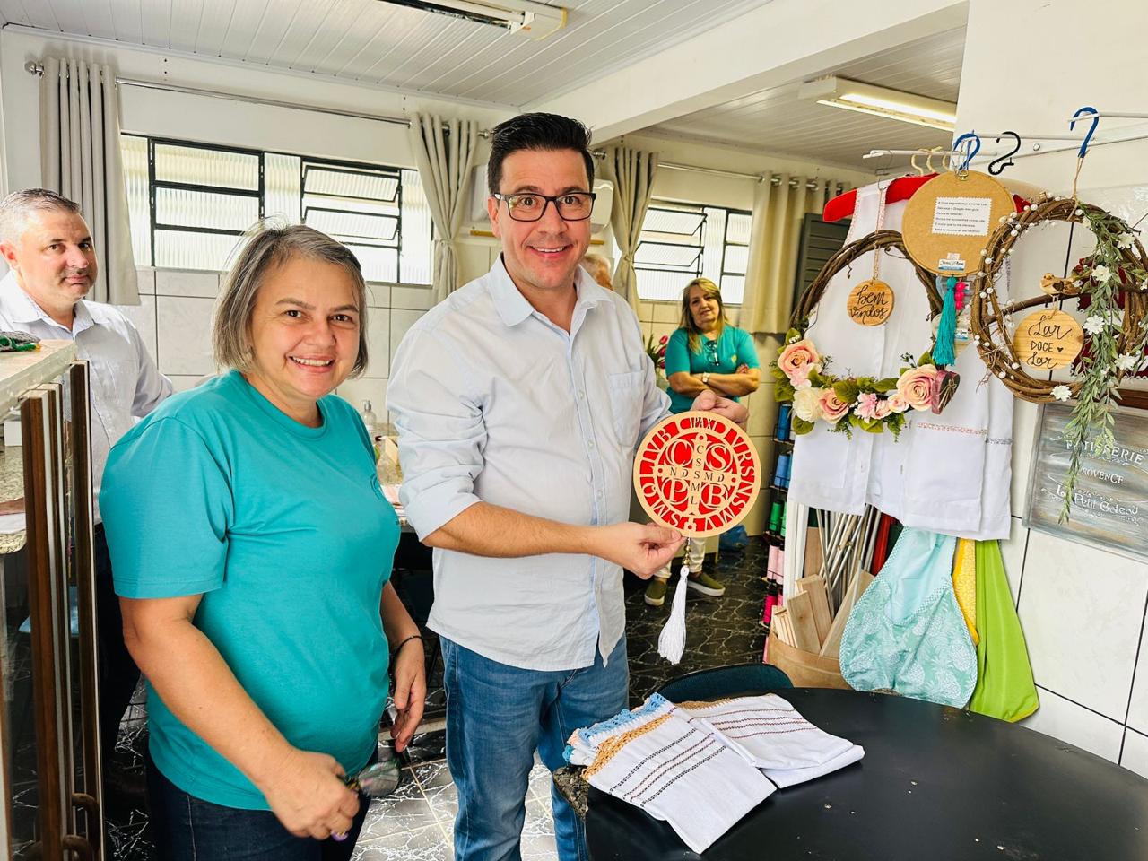 Gleisi e Arilson entregam R$ 300 mil para a Apae de Nova Esperança ...